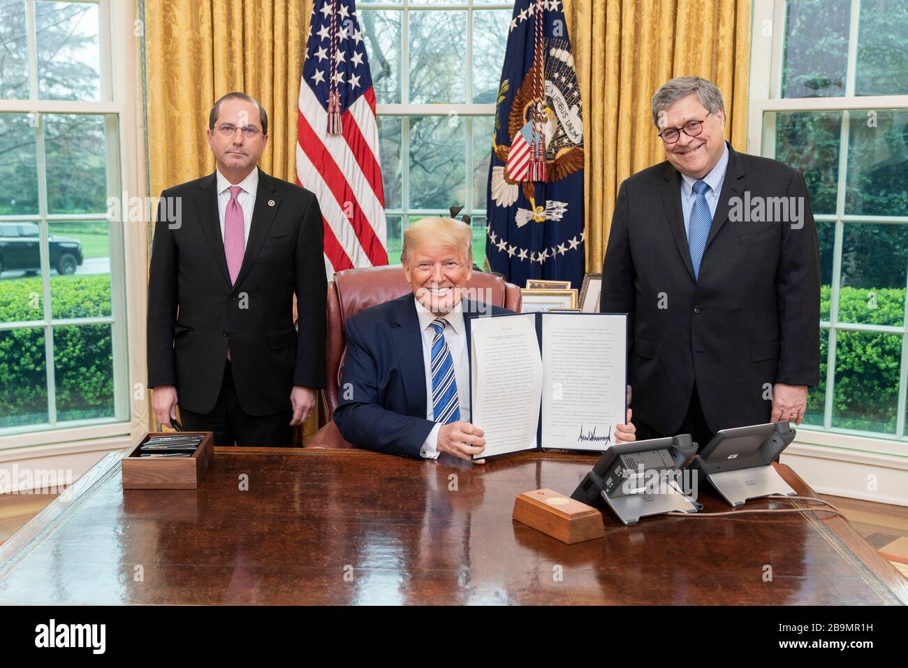 President trump signature hi-res stock photography and images - Alamy