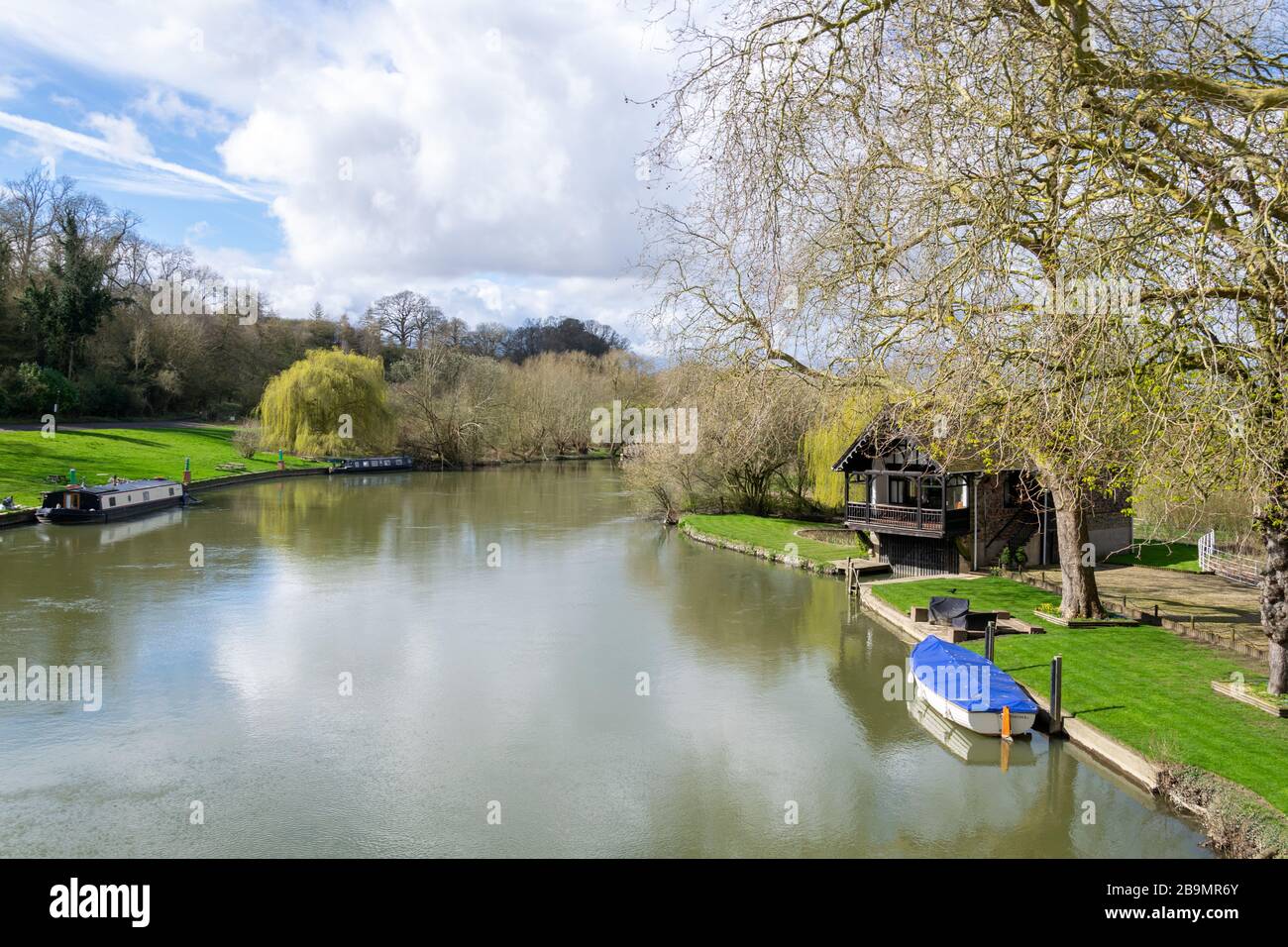 A view of the River Thames from Shillingford Bridge, Oxfordshire Stock ...