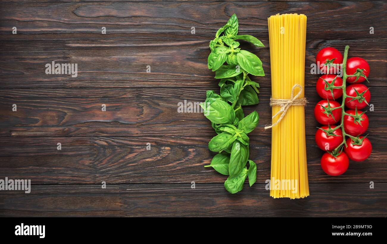 Cooking authentic Italian pasta. Spaghetti Ingredients Stock Photo - Alamy
