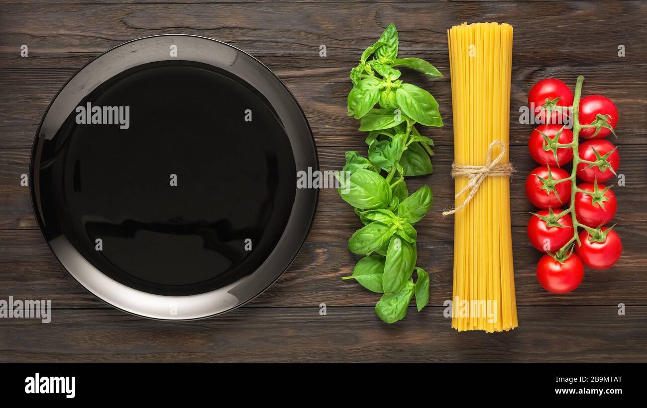 Cooking authentic Italian pasta. Spaghetti Ingredients Stock Photo - Alamy