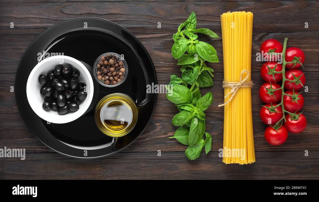 Cooking authentic Italian pasta. Spaghetti Ingredients Stock Photo - Alamy