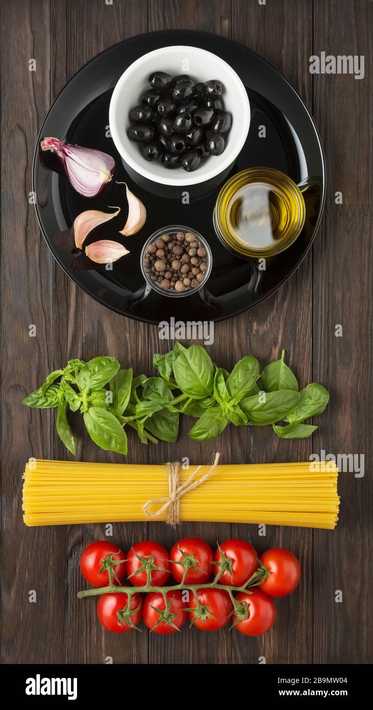 Cooking authentic Italian pasta. Spaghetti Ingredients Stock Photo - Alamy