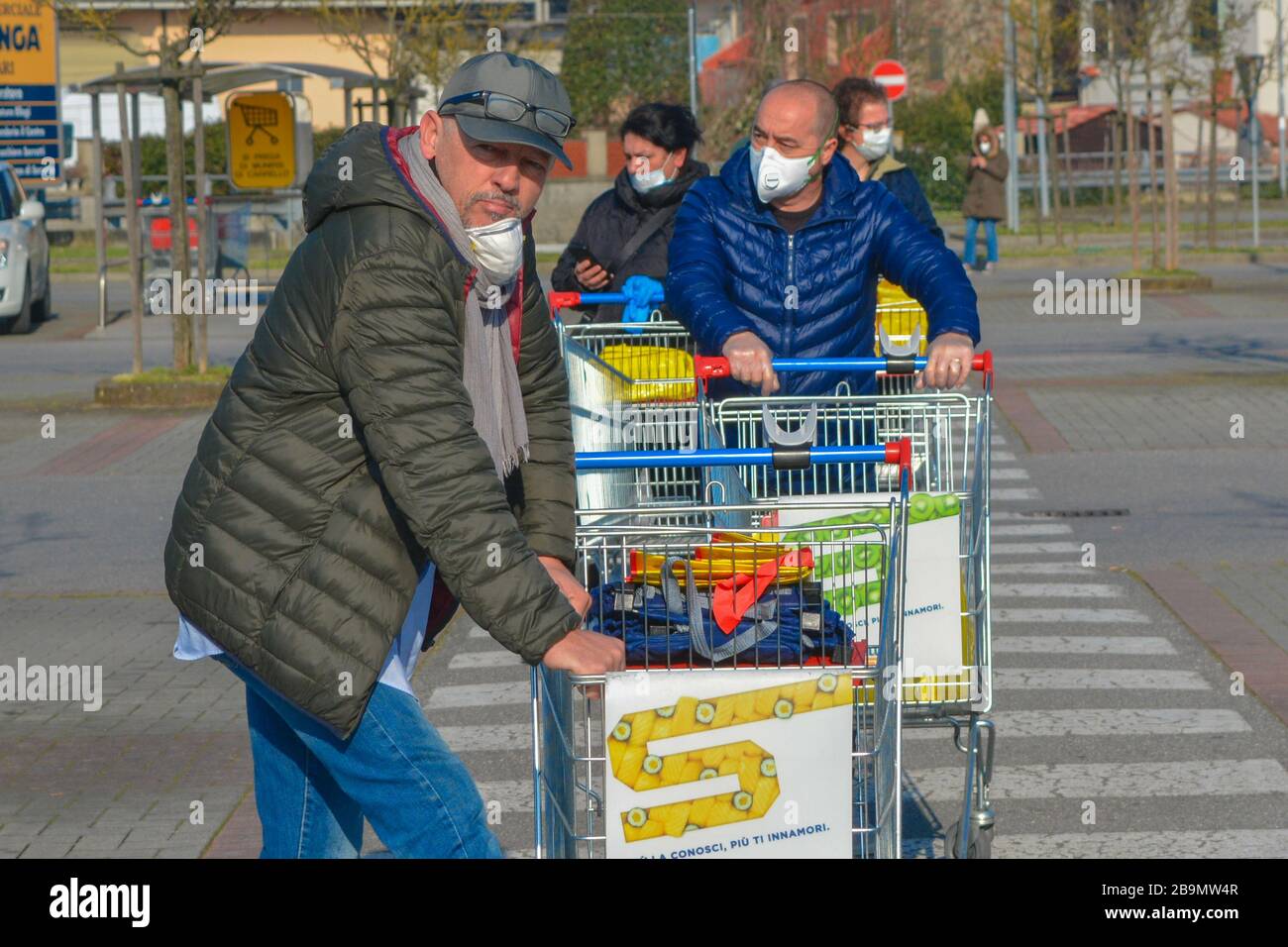 Grocery shopping queue hi-res stock photography and images - Alamy