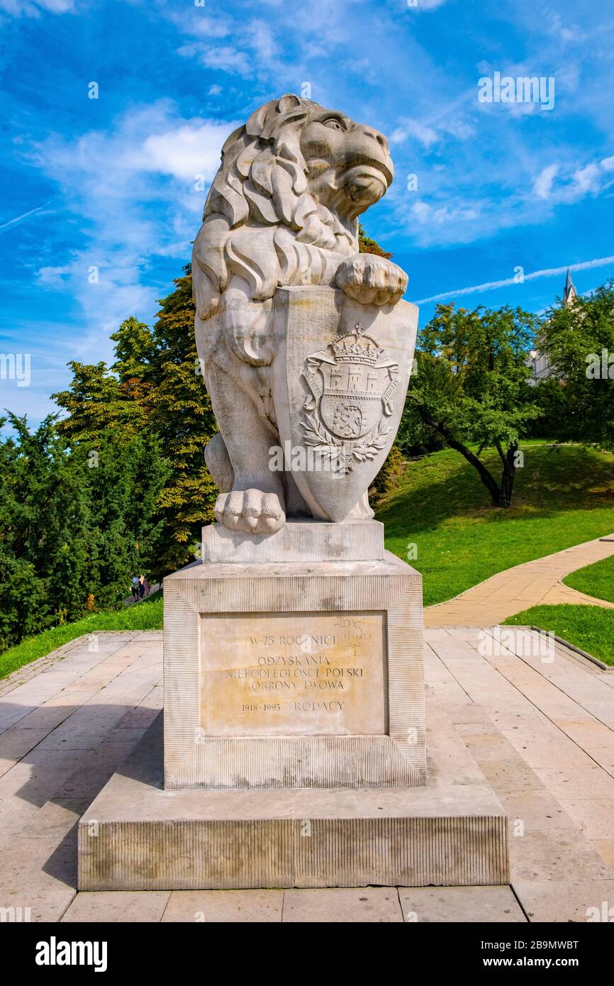 Lion statue in front town gate hi-res stock photography and images - Alamy