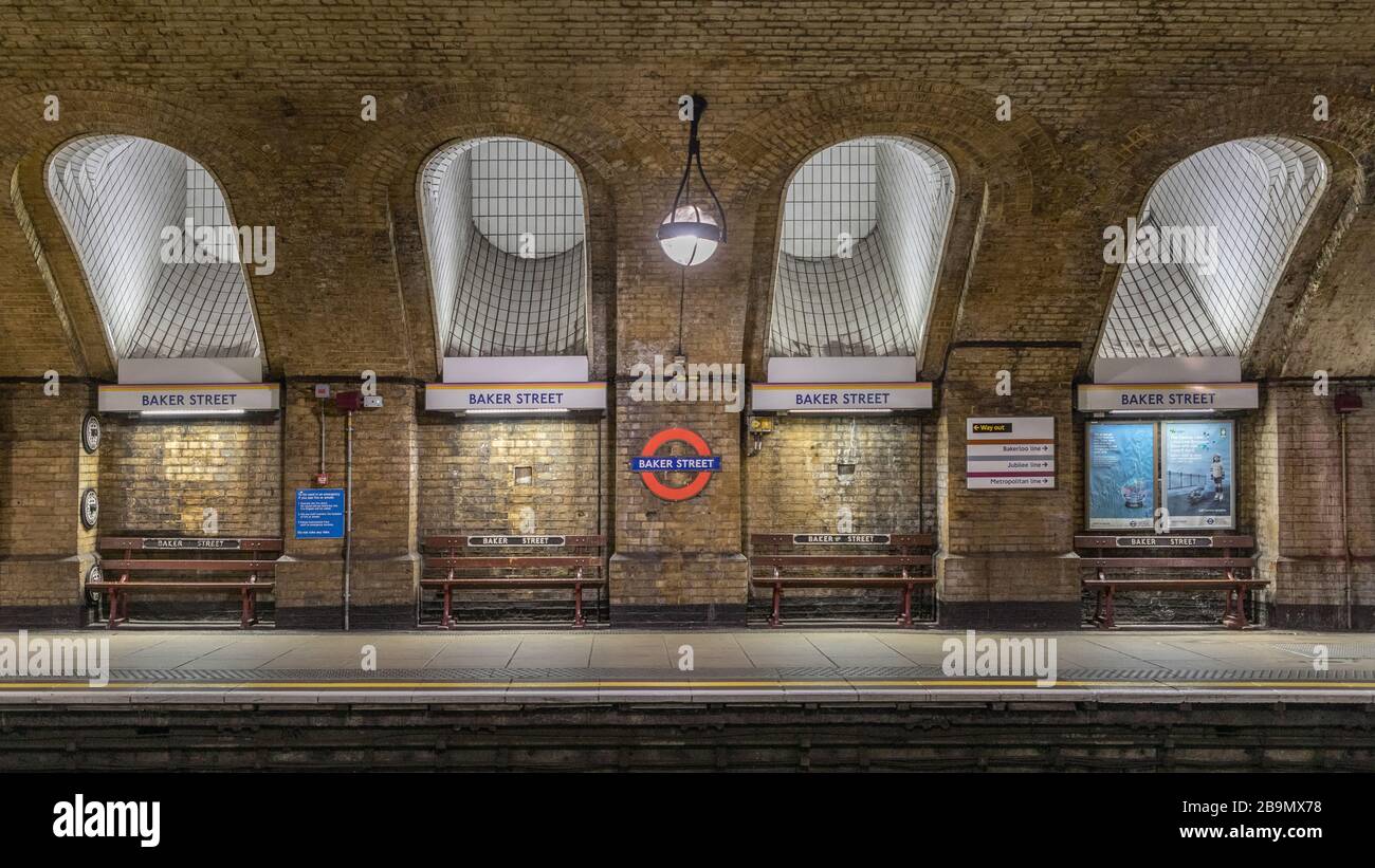 Baker Street Underground station. Circle and District Line platform ...
