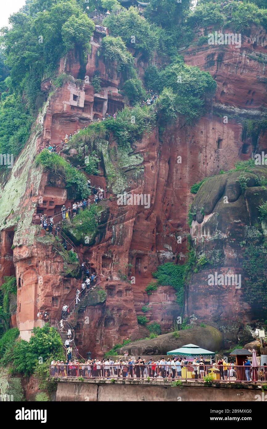 Tourists climing steep stairs to Leshan Giant Maitreya Buddha Sichuan ...