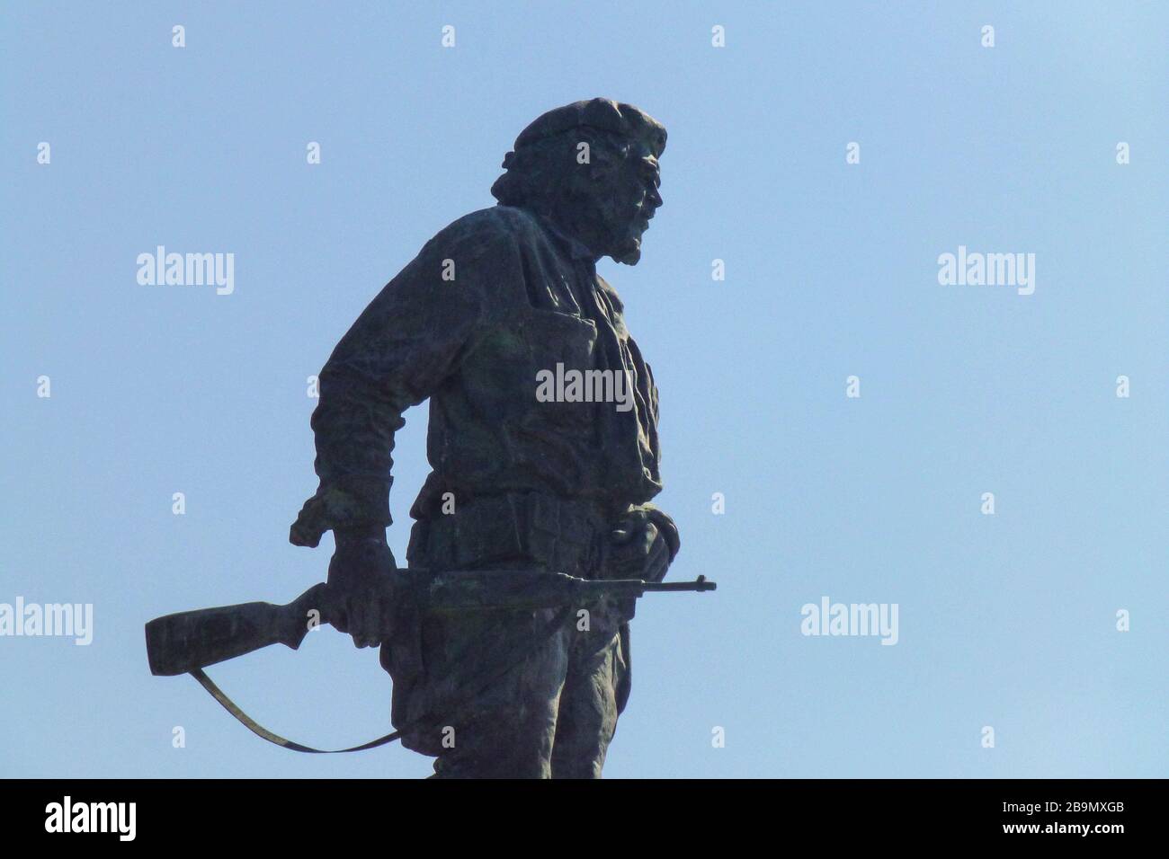 Che Guevara Cuba statue famous rebel with a riffle holding a gun ...