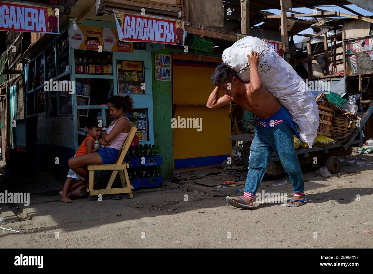 Porter carrying heavy loads hi-res stock photography and images - Alamy