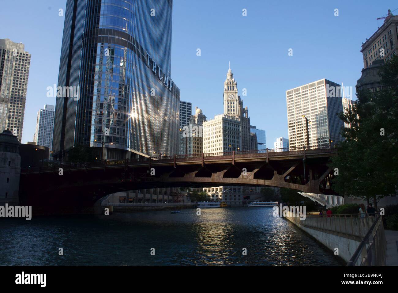 Chicago riverwalk river trump tower hi-res stock photography and images ...