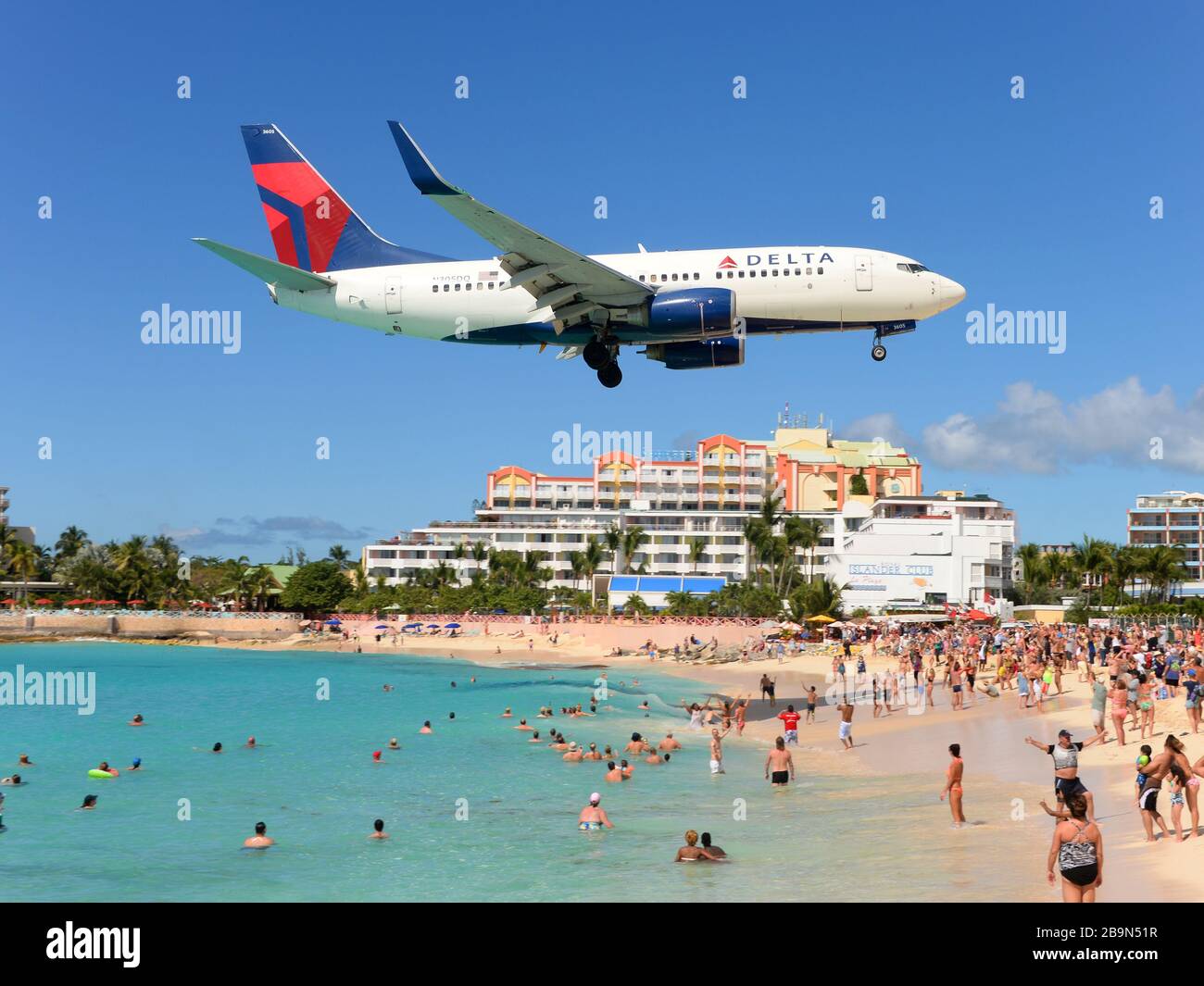 Delta Airlines Boeing 737 on final approach to PJIA airport over Maho ...