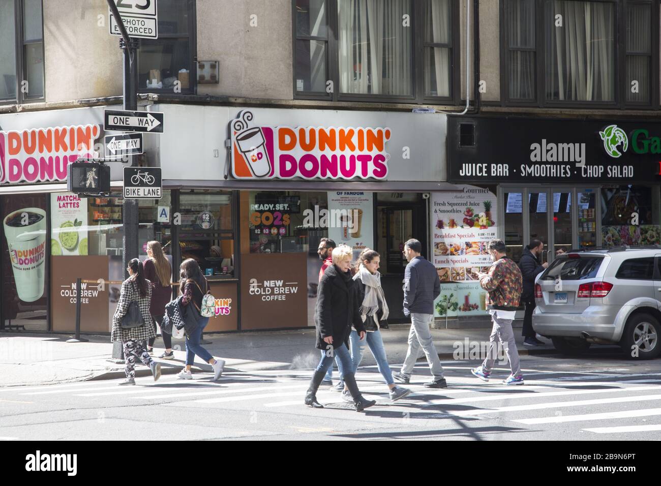 Dunkin donuts store hi-res stock photography and images - Alamy