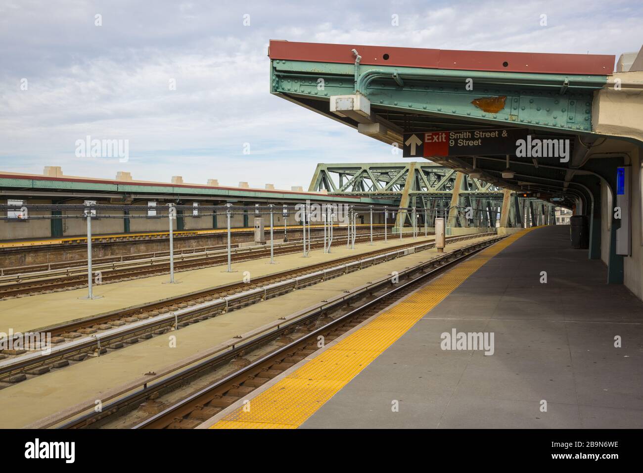 Empty train platforms hi-res stock photography and images - Alamy