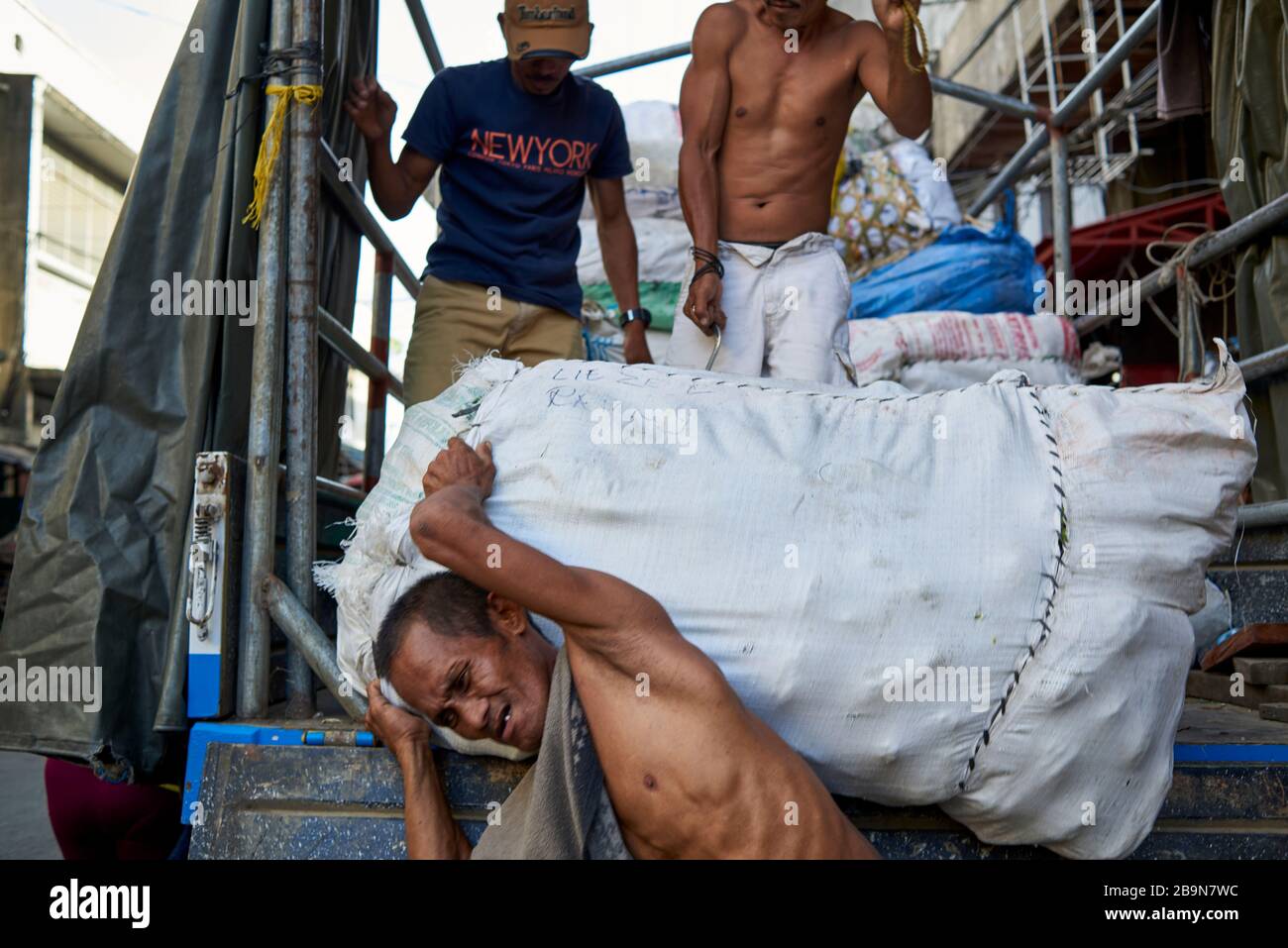 Porter carrying heavy loads hi-res stock photography and images - Alamy