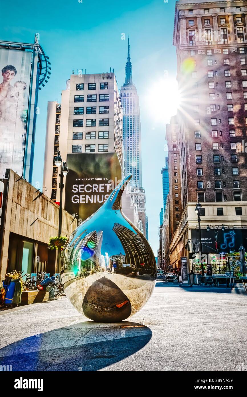 Teardrop sculpture made by Richard Hudson in New York Stock Photo - Alamy