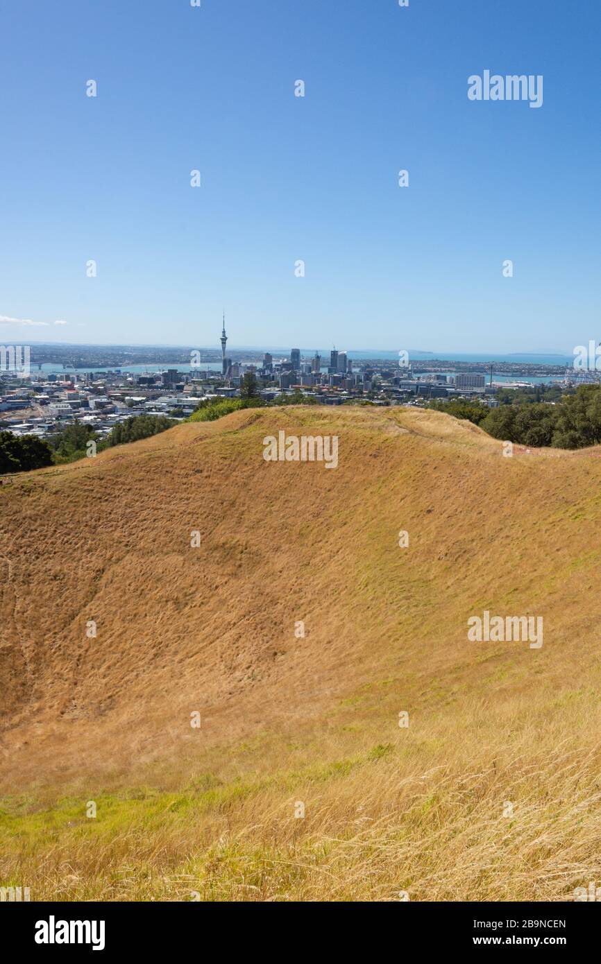 View of auckland city from mount eden hi-res stock photography and ...