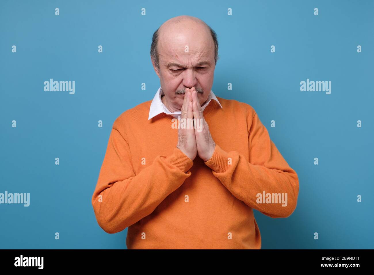 Old man asking for help hi-res stock photography and images - Alamy