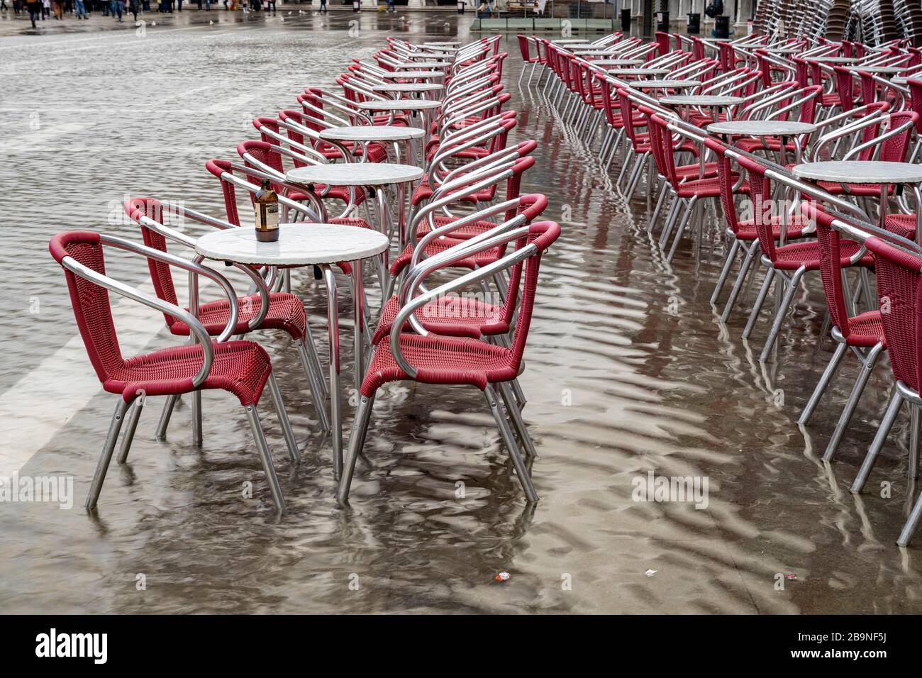 Stand tables hi-res stock photography and images - Alamy