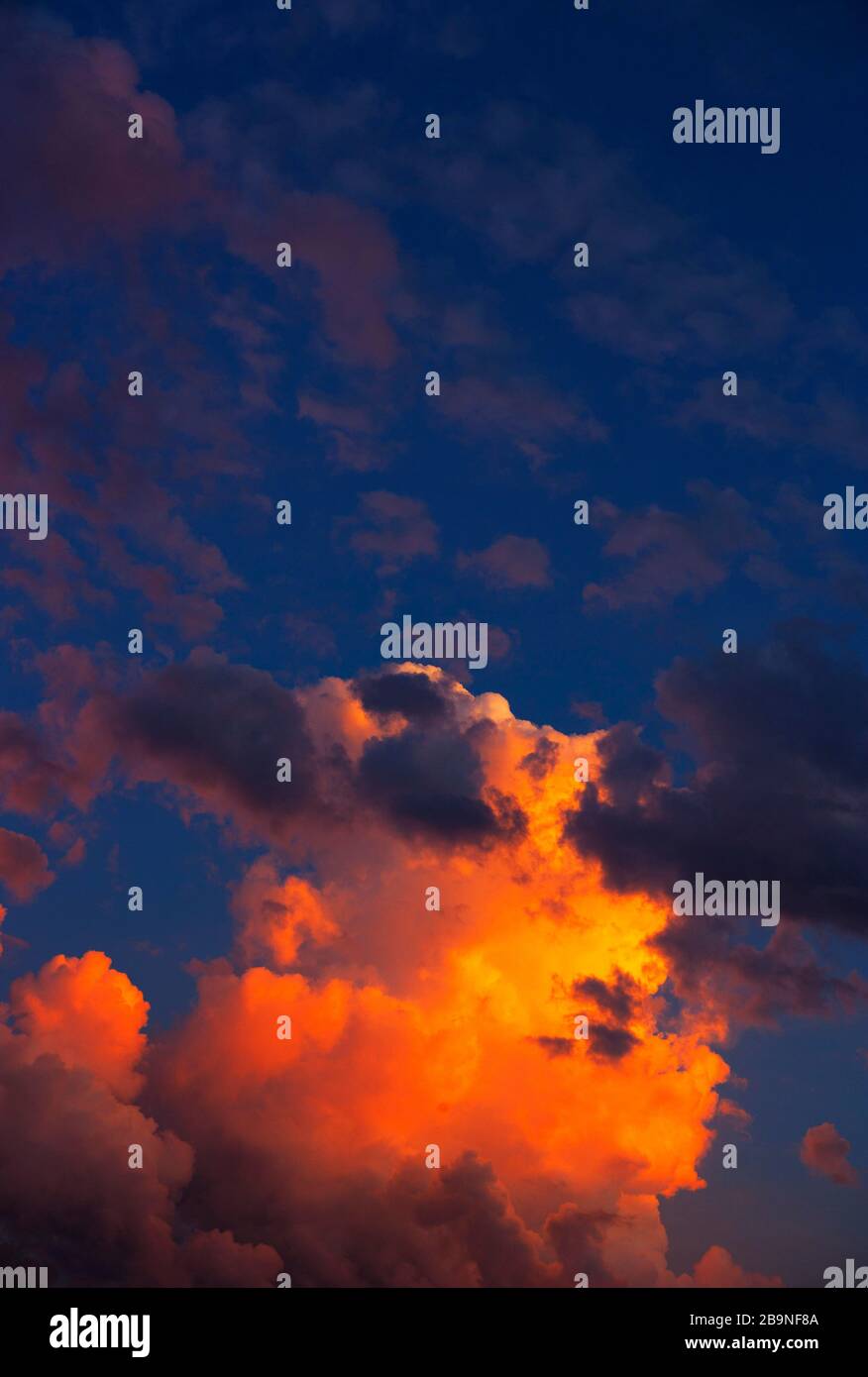 Dramatic cloud atmosphere, red sky with clouds, Mondsee, Salzkammergut ...