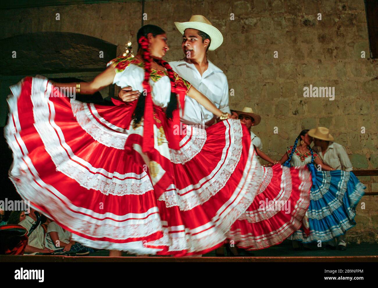 Baile folklorico hi-res stock photography and images - Alamy