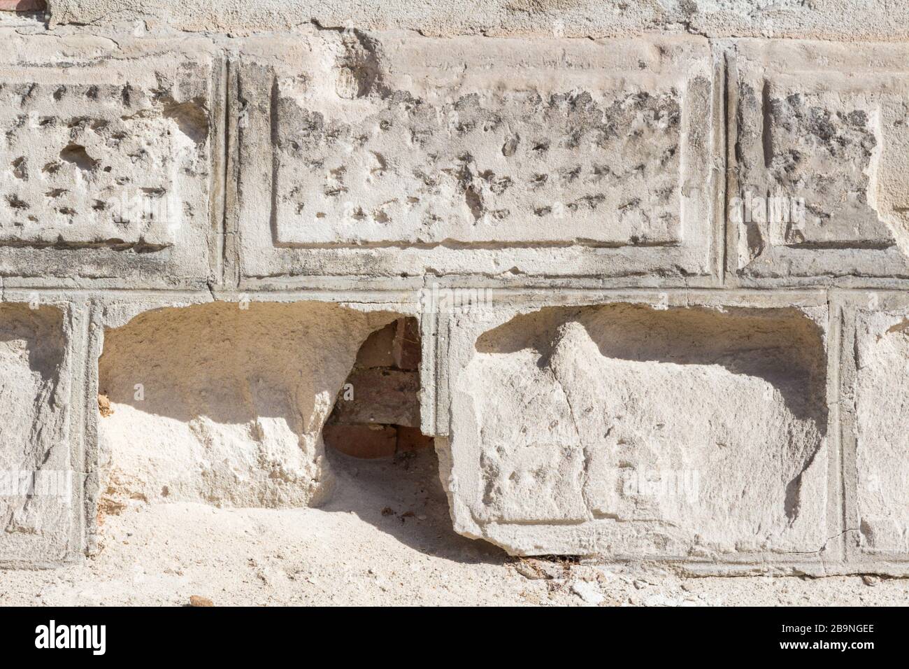 Damaged plaster hi-res stock photography and images - Alamy