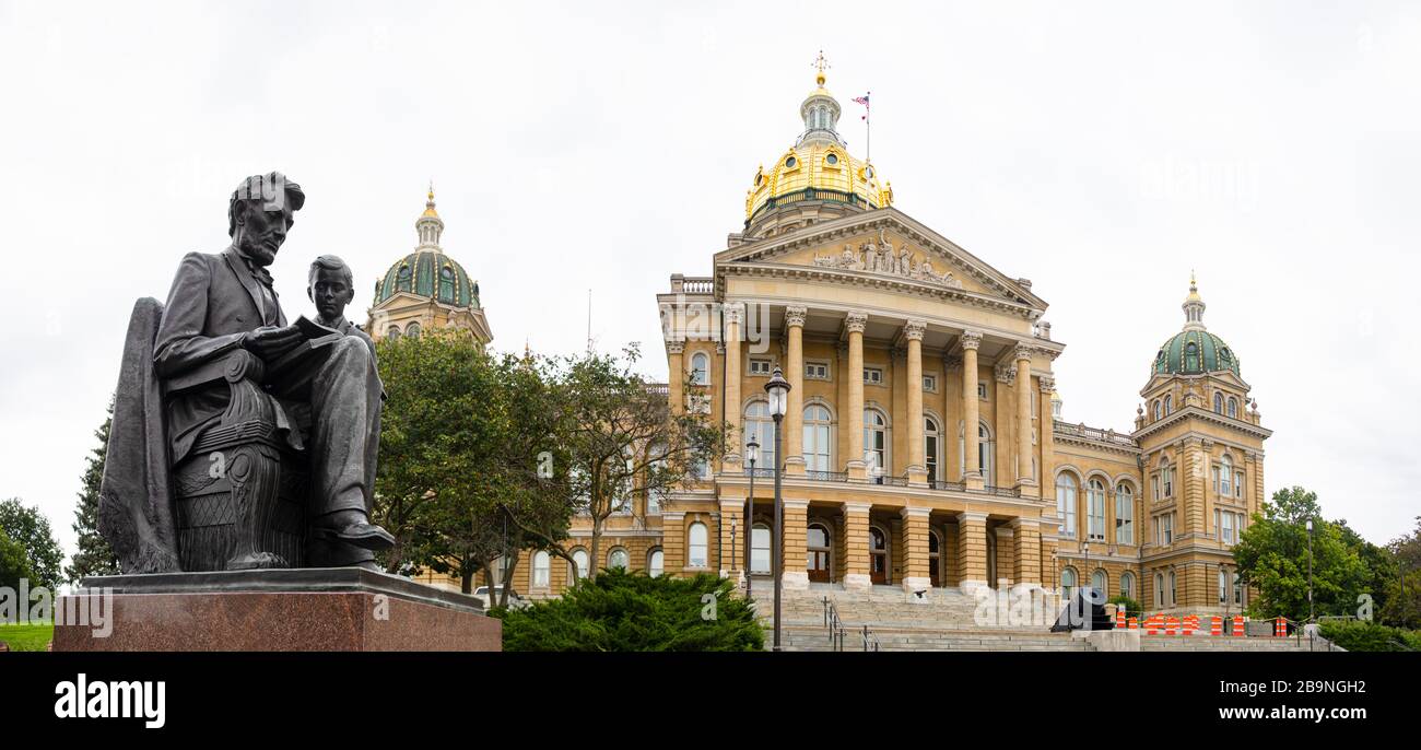 Des Moines, Iowa, USA - August 31, 2019: Sculpture of Lincoln and Tad ...
