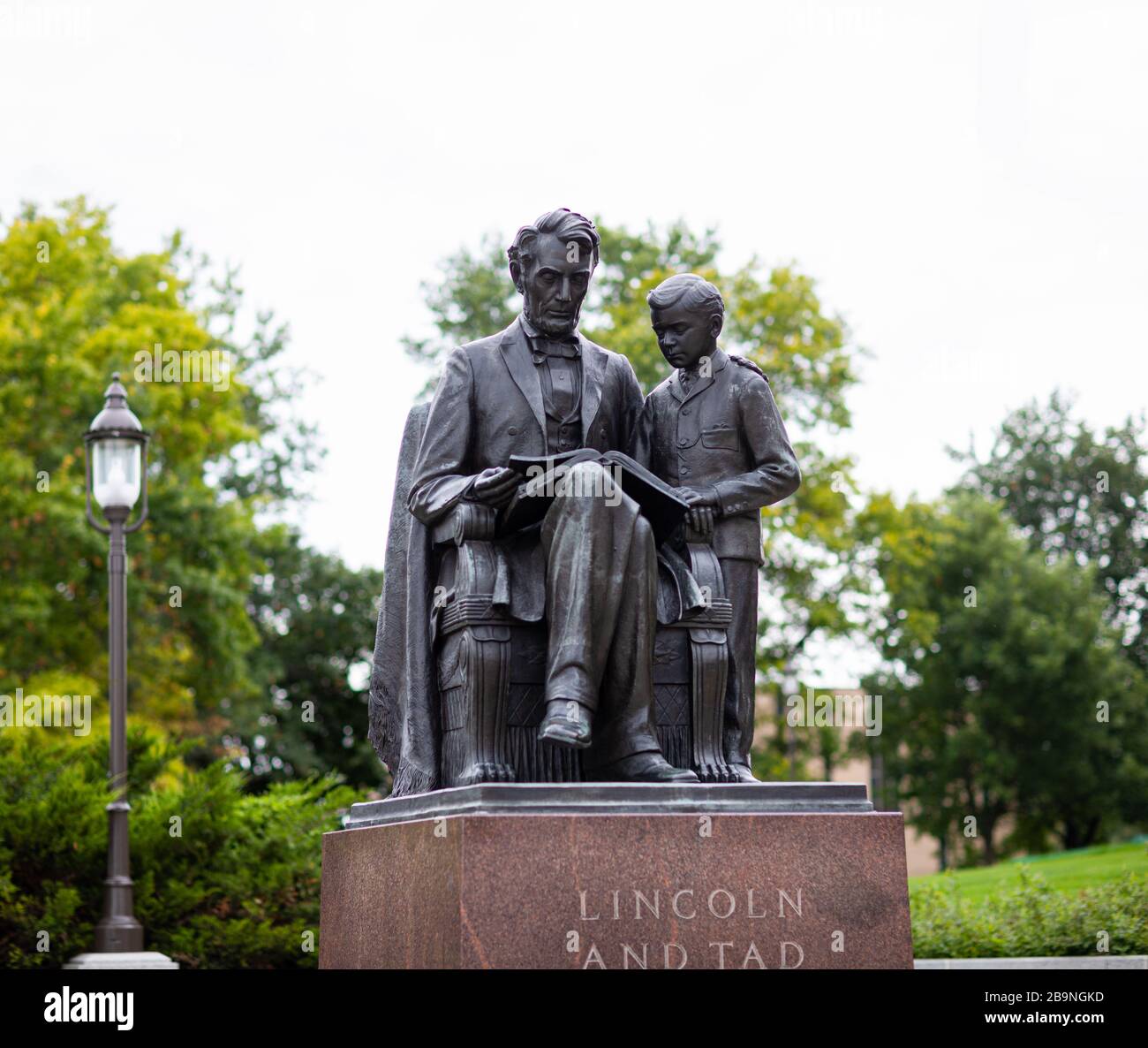 Des Moines, Iowa, USA - August 31, 2019: Sculpture of Lincoln and Tad ...