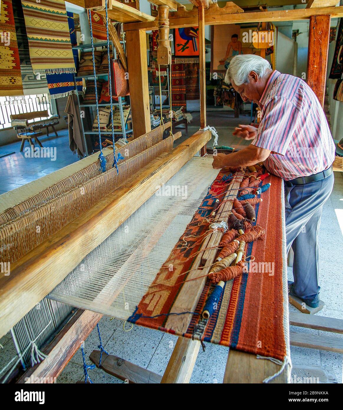Man weaving loom hi-res stock photography and images - Alamy