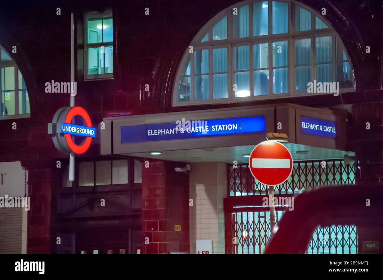 Elephant and castle tube sign hi-res stock photography and images - Alamy