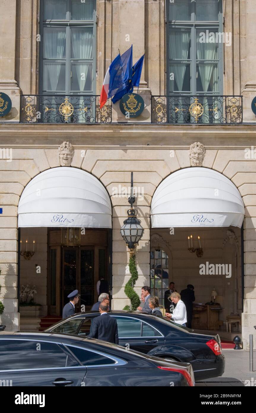 Ritz paris entrance hi-res stock photography and images - Alamy