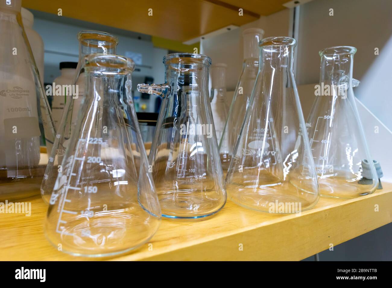 Laboratory conical flasks hi-res stock photography and images - Alamy Laboratory conical flasks hi-res stock photography and images - Alamy