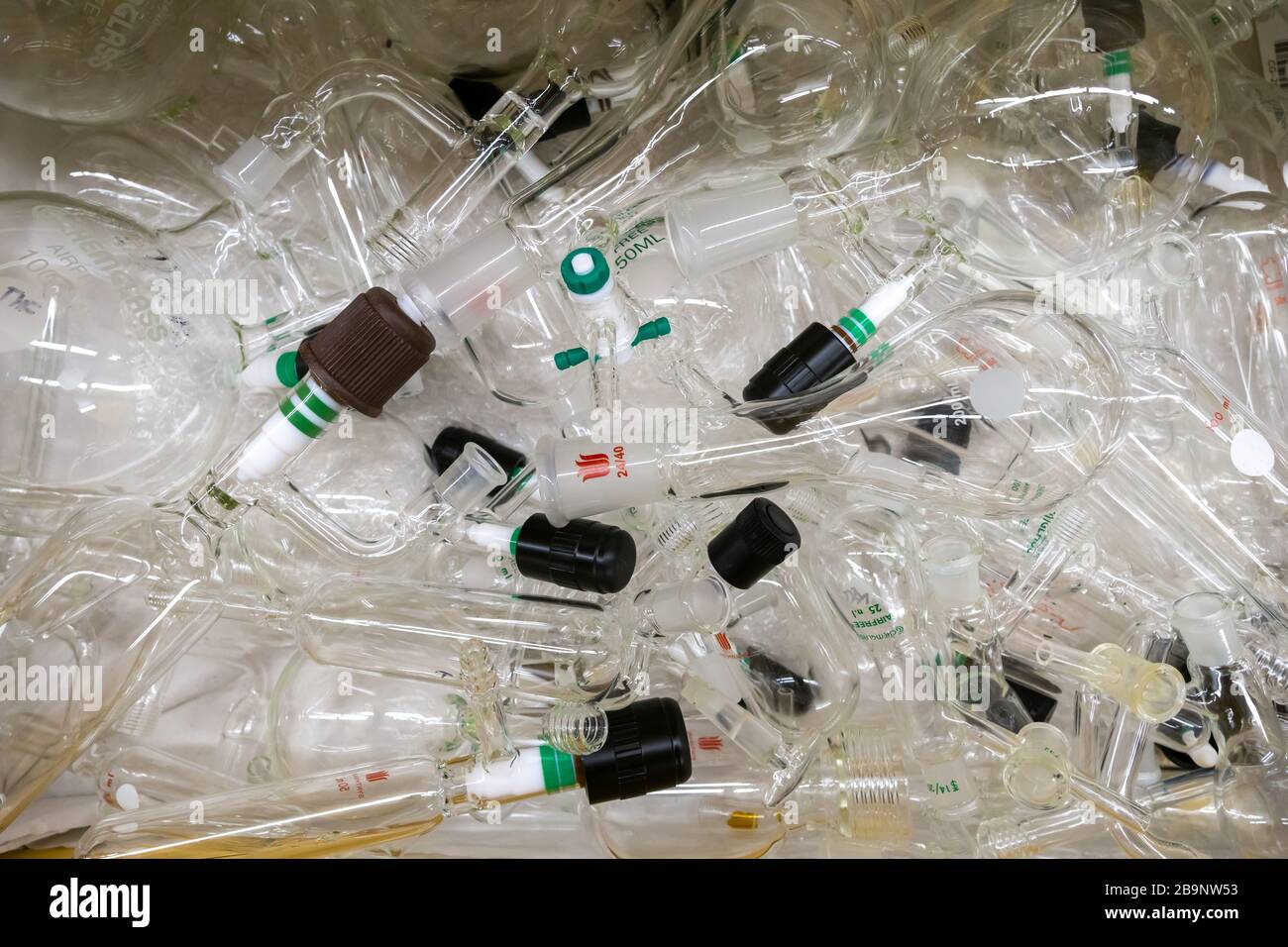 Broken laboratory glassware hi-res stock photography and images - Alamy