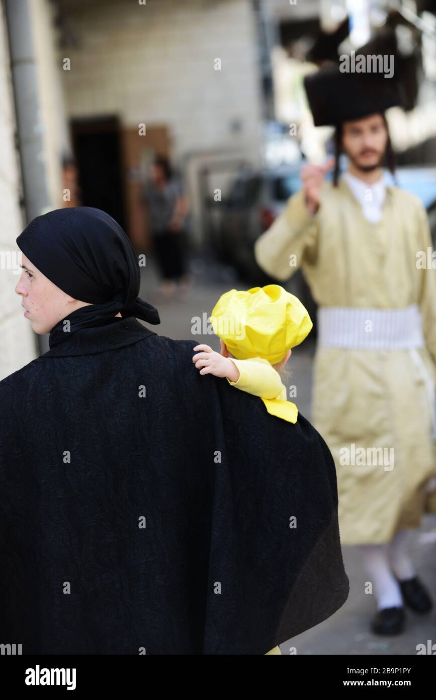 Hasidic jewish clothing hi-res stock photography and images - Alamy