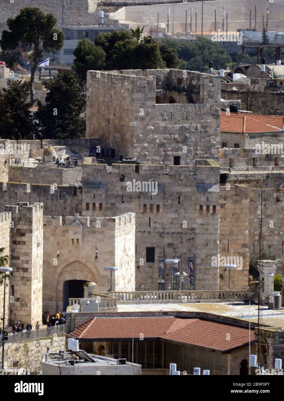 A faraway view of Jaffa gate and the old city walls of Jerusalem Stock ...