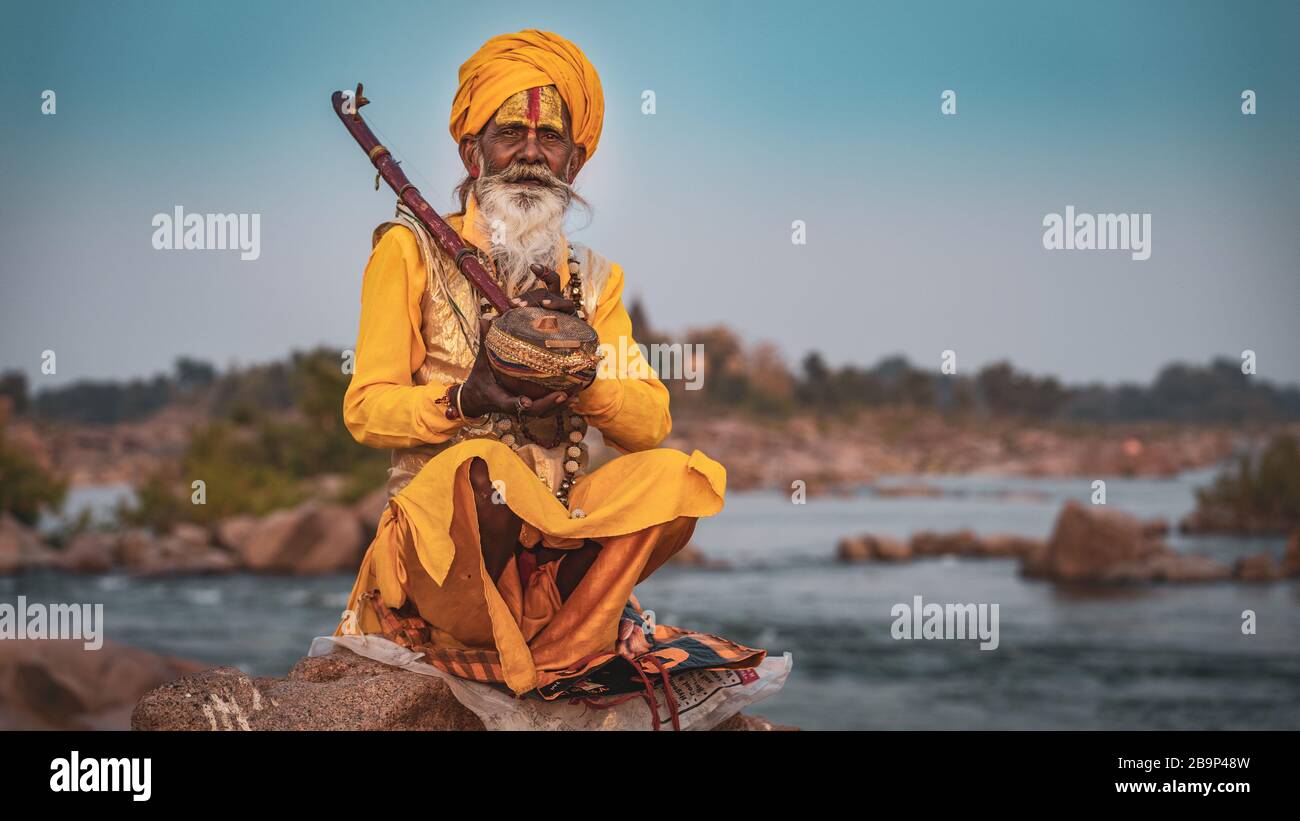 India street performer hi-res stock photography and images - Alamy