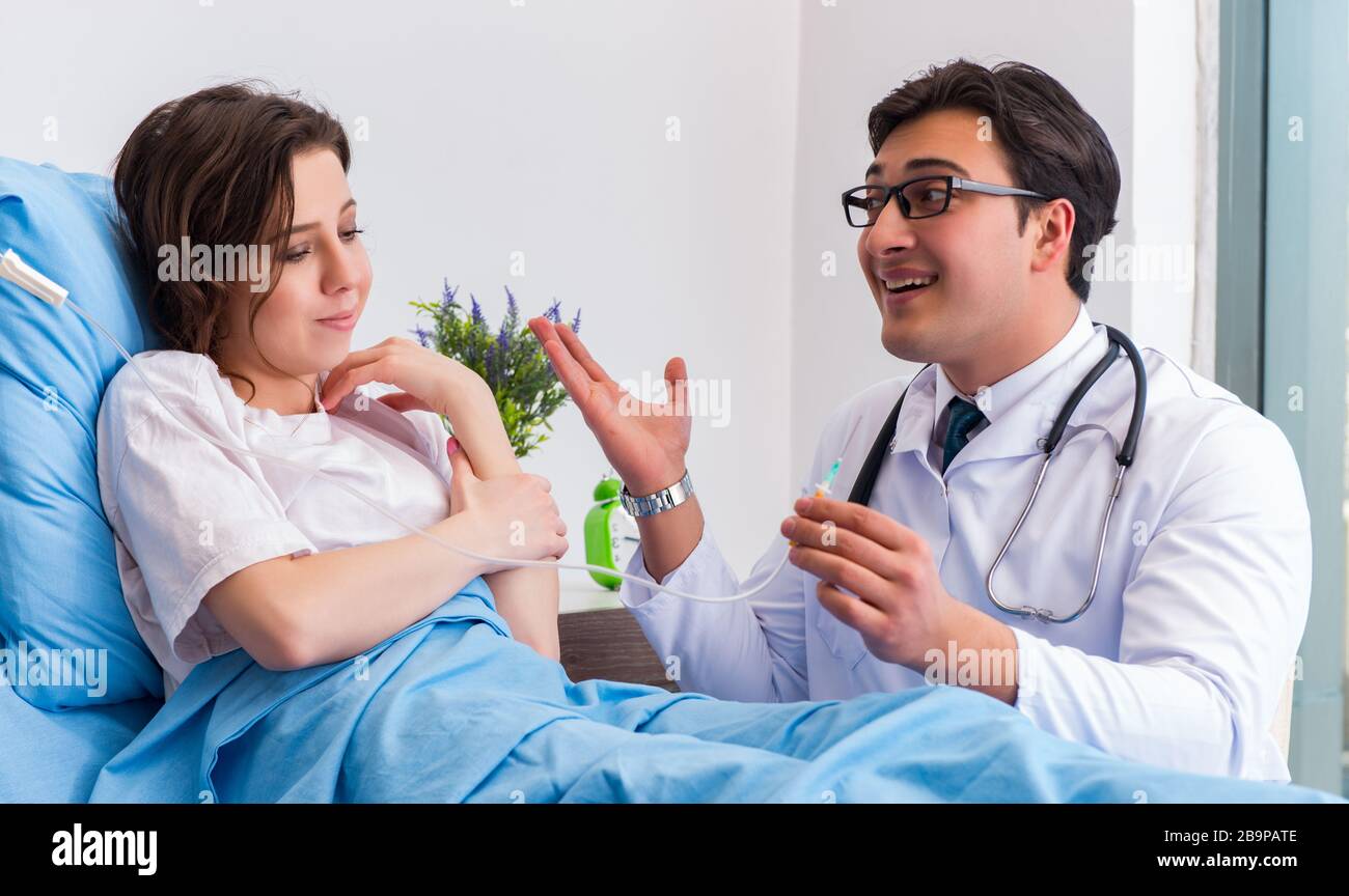 The doctor visiting patient in hospital room Stock Photo - Alamy