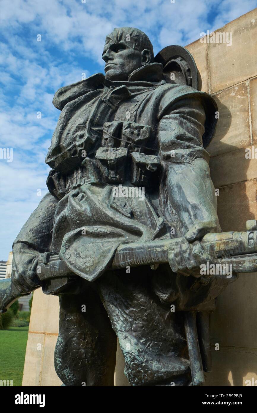 Soldier sculpture hi-res stock photography and images - Alamy