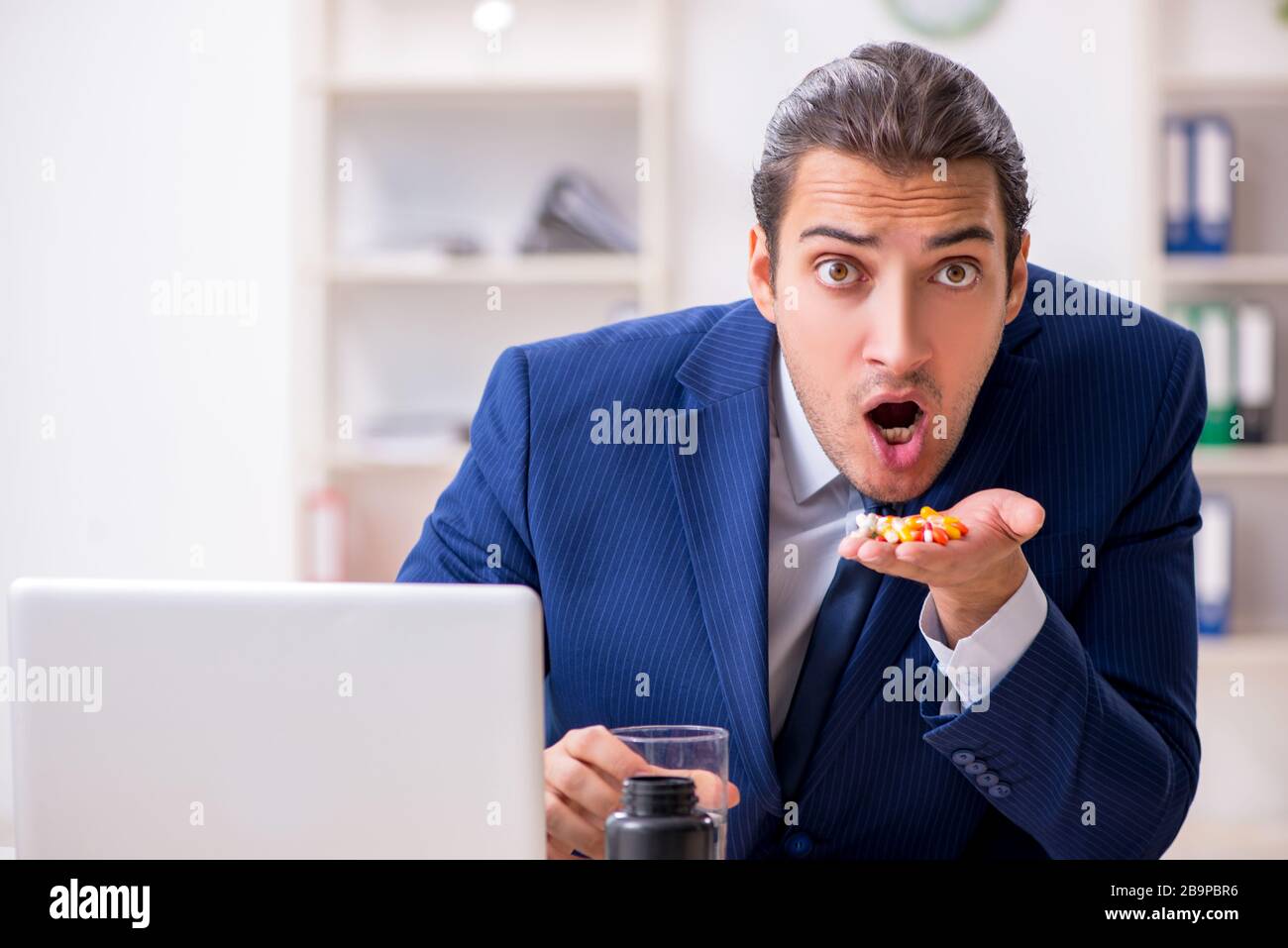 Man eating pills medicines hi-res stock photography and images - Alamy