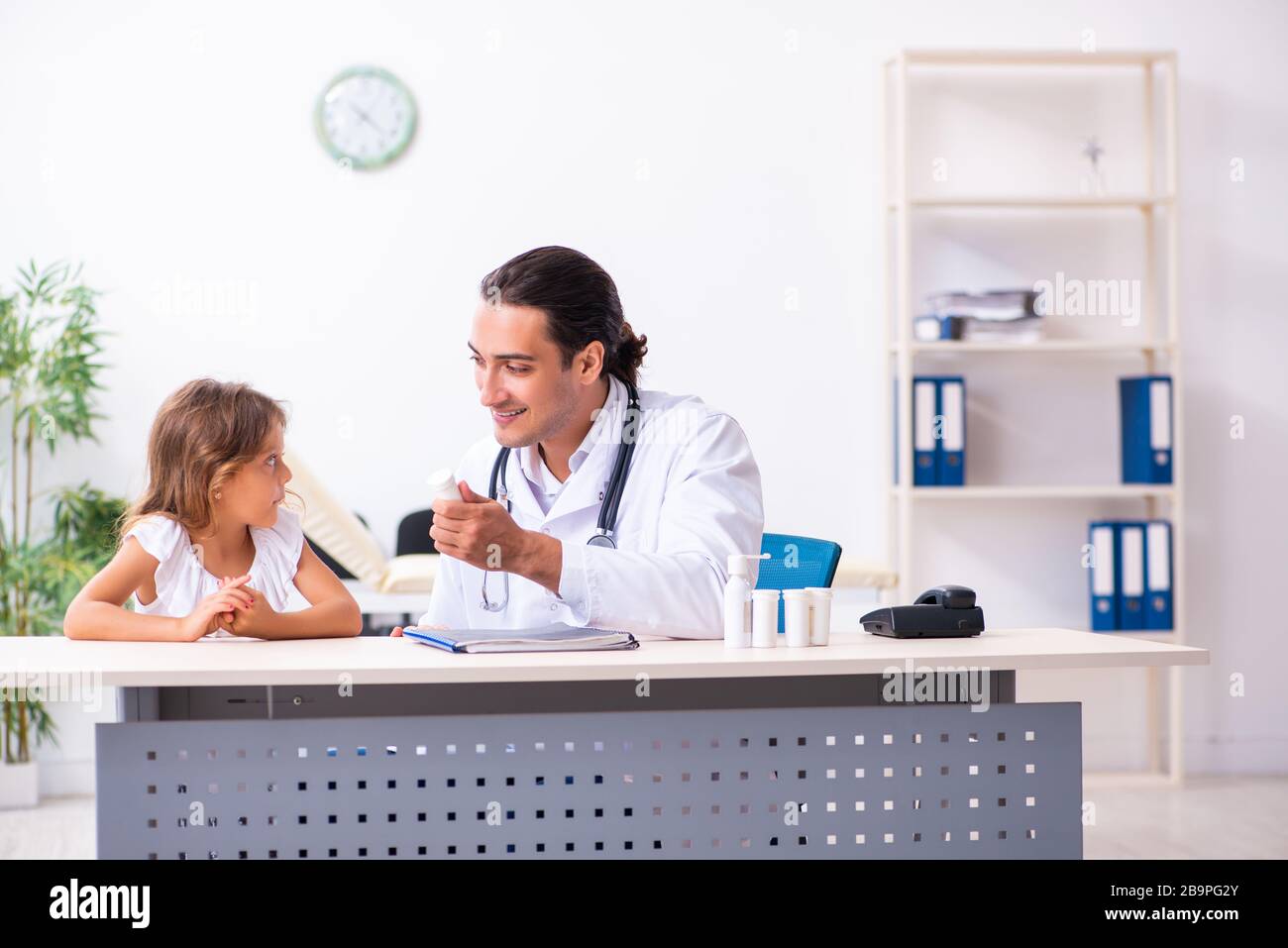 The young doctor pediatrician with small girl Stock Photo - Alamy
