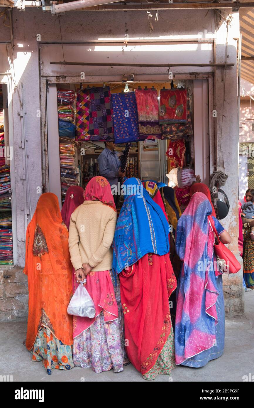 Textiles market stall city hi-res stock photography and images - Alamy
