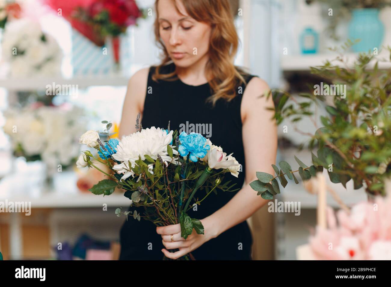 Florist makes a bouquet in a flower boutique Stock Photo - Alamy