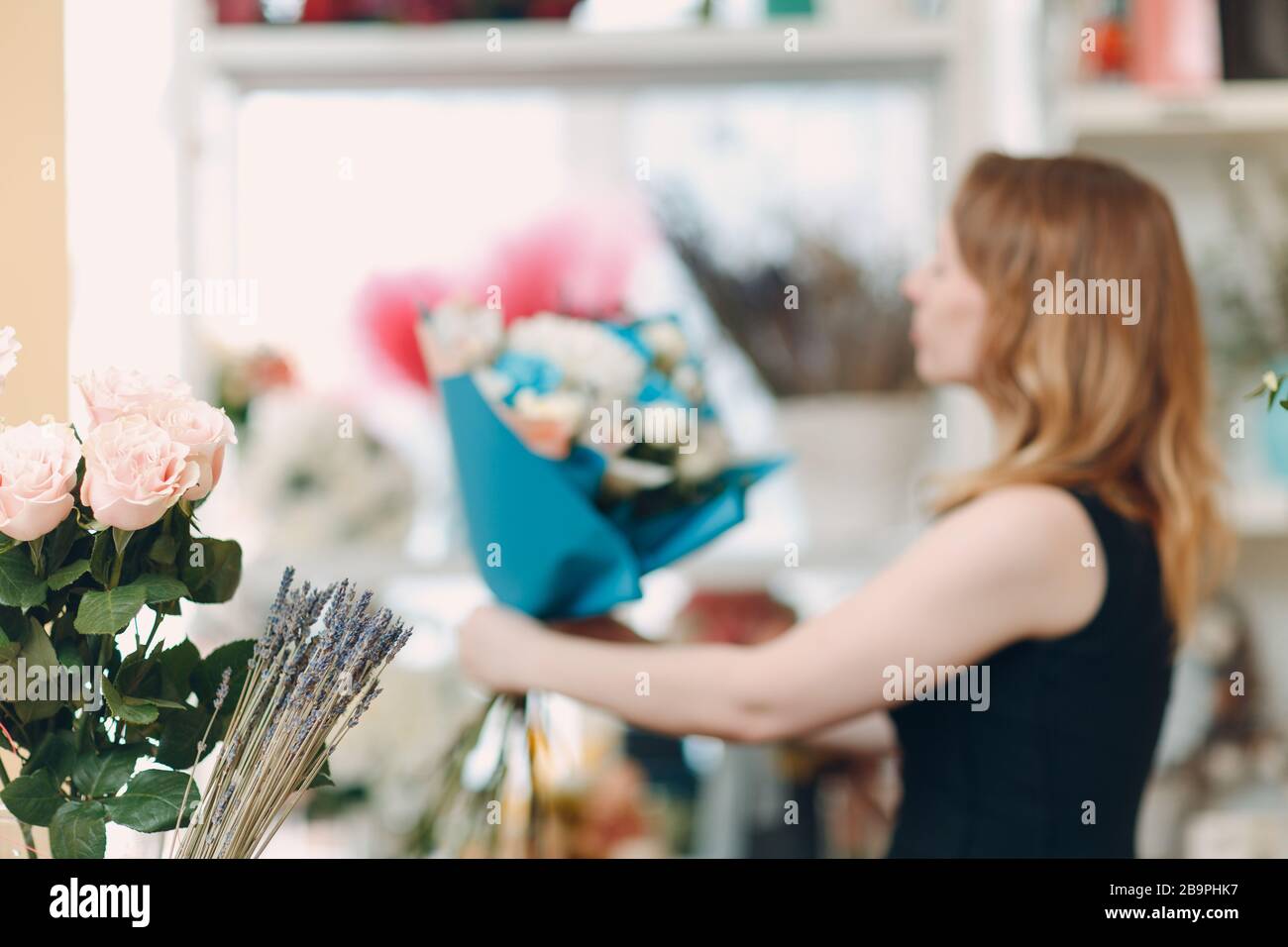 Florist makes a bouquet in a flower boutique Stock Photo - Alamy