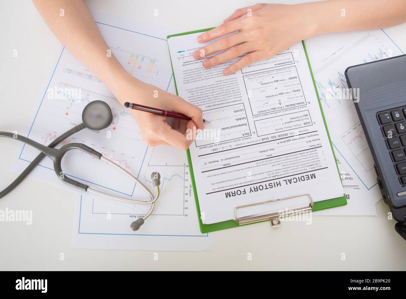 Doctor man writing hi-res stock photography and images - Alamy