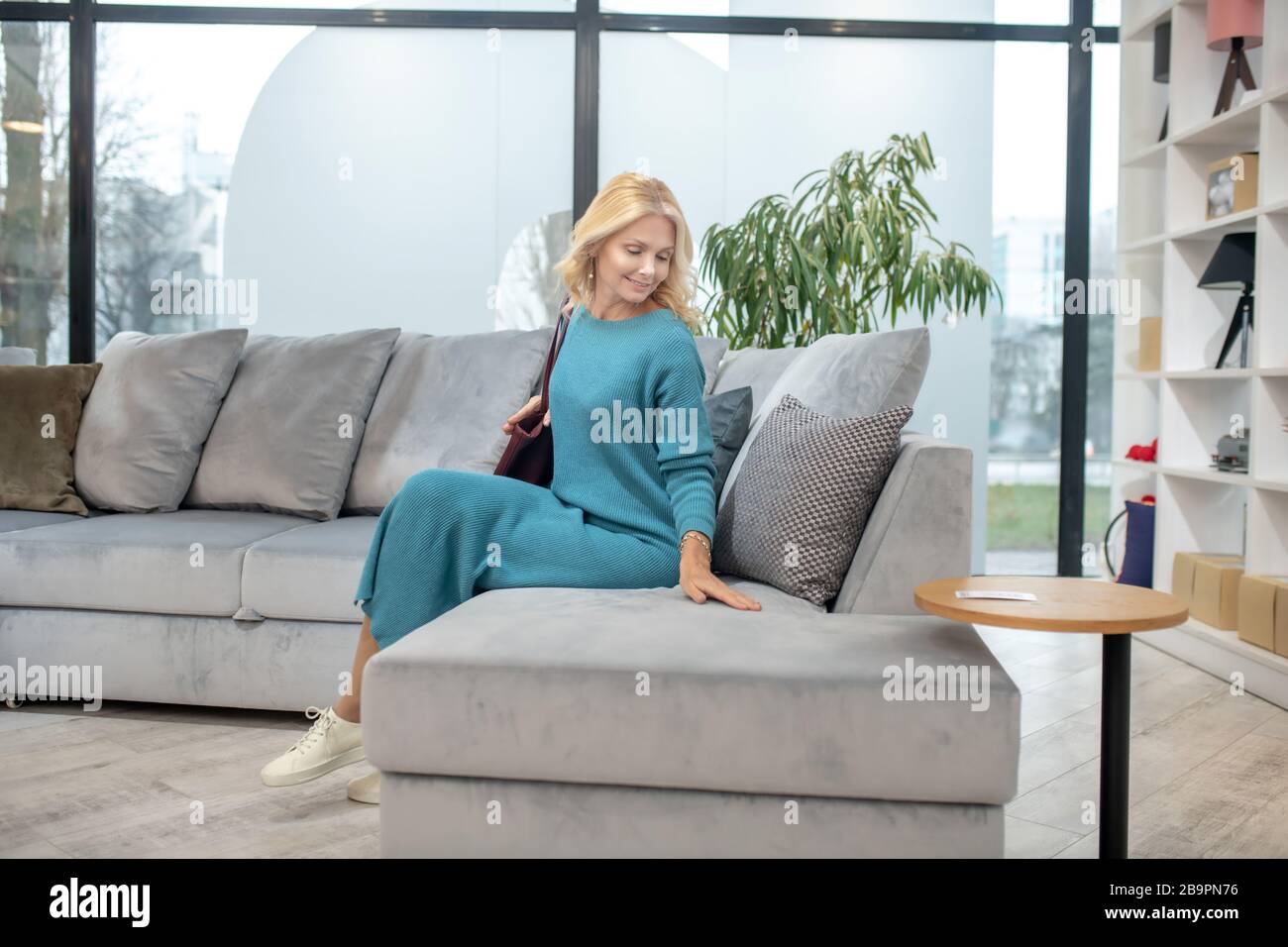 Long floor length blue dress hi-res stock photography and images - Alamy