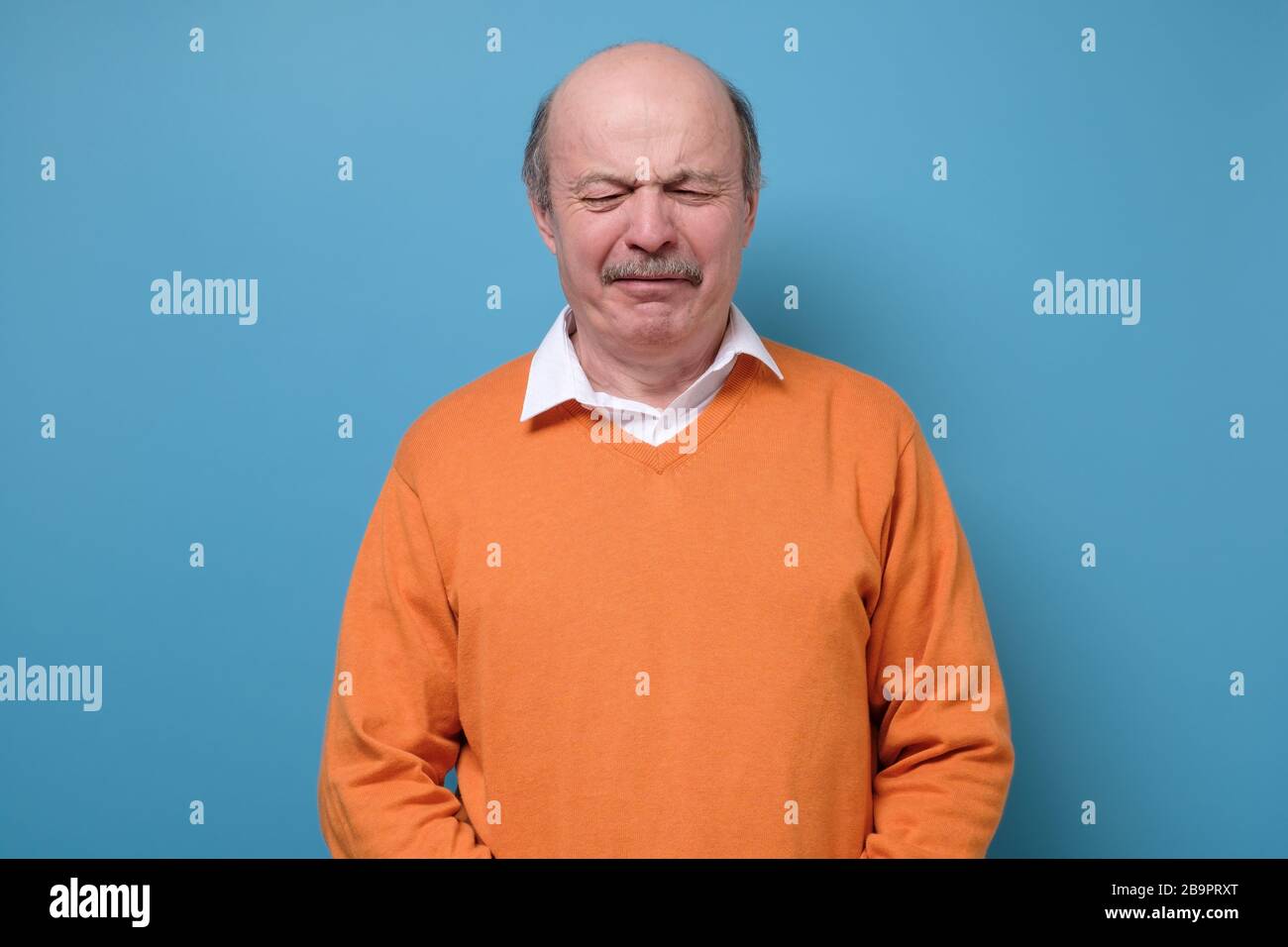Old man crying hi-res stock photography and images - Alamy