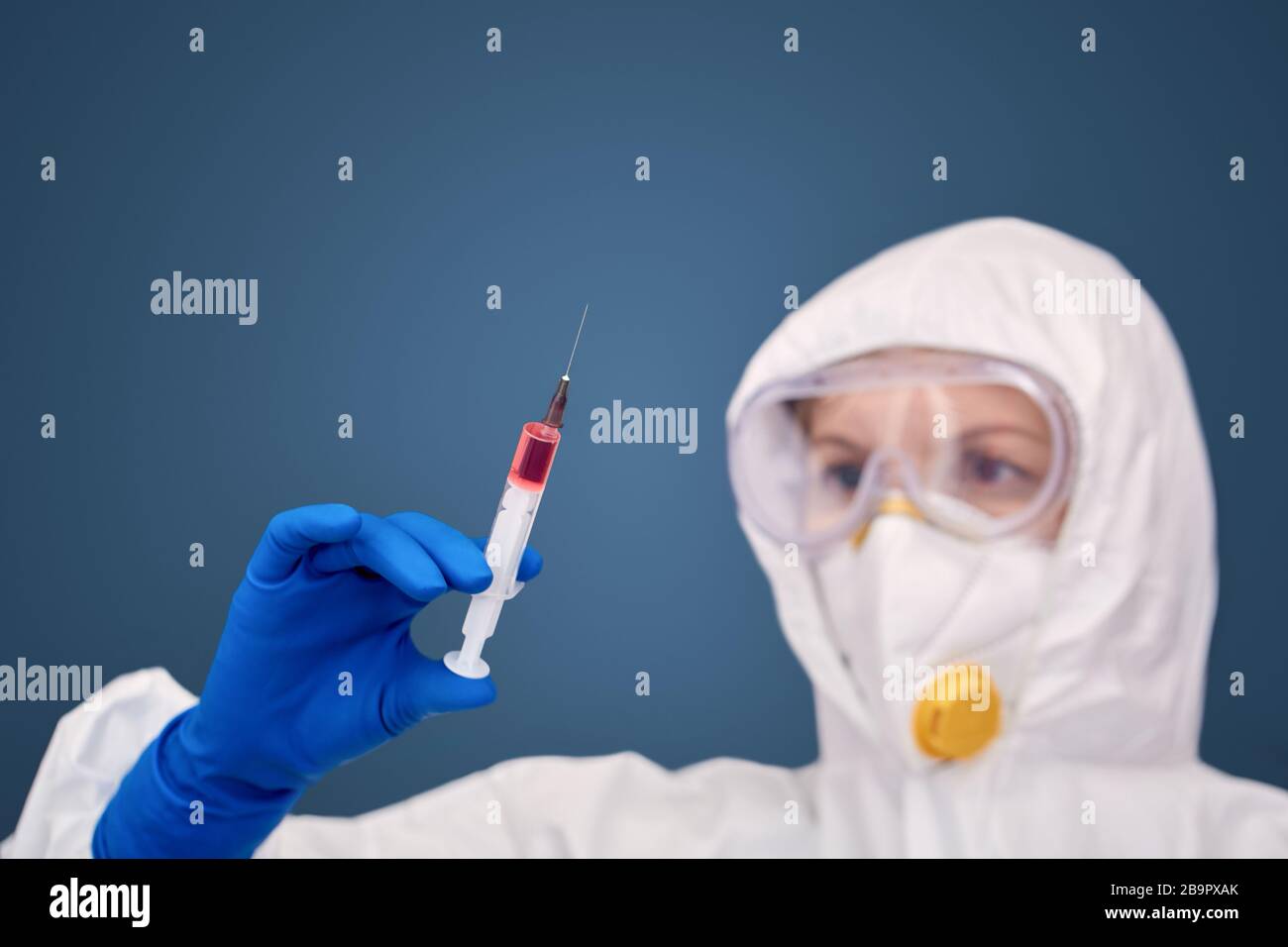 Doctor hand holding syringe hi-res stock photography and images - Alamy