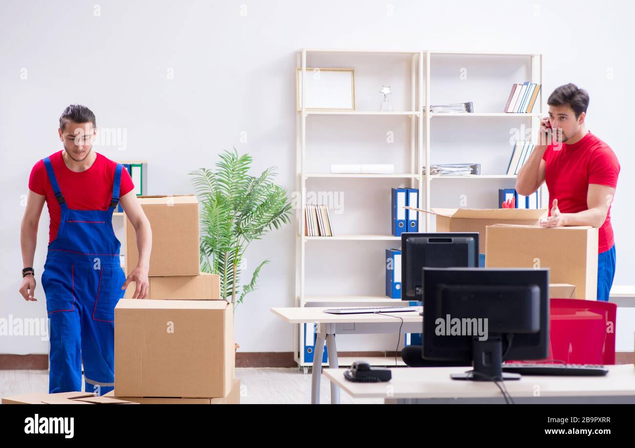 Warehouse employees carrying boxes hi-res stock photography and images ...