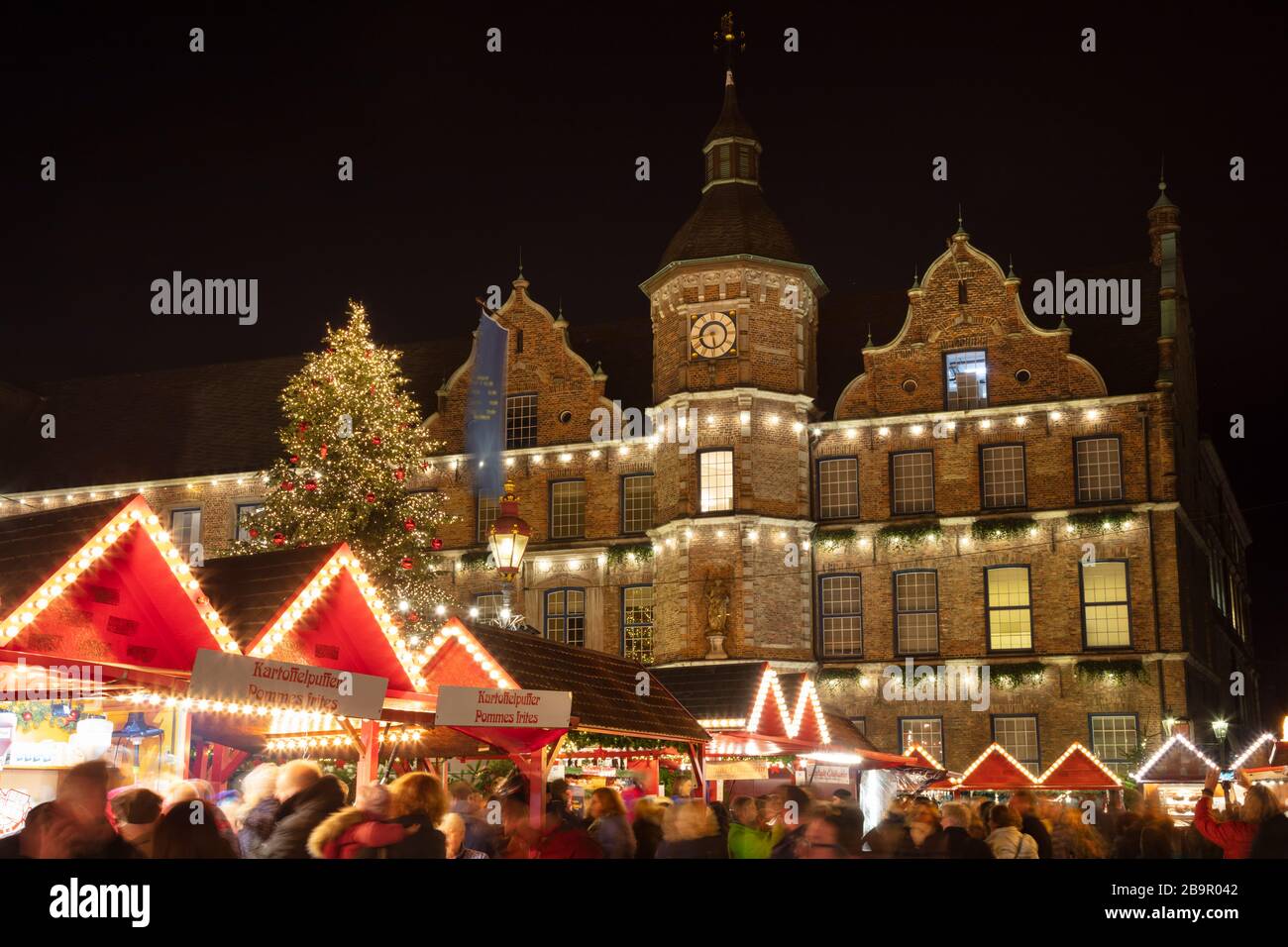 Christmas market at the old town hall Stock Photo - Alamy