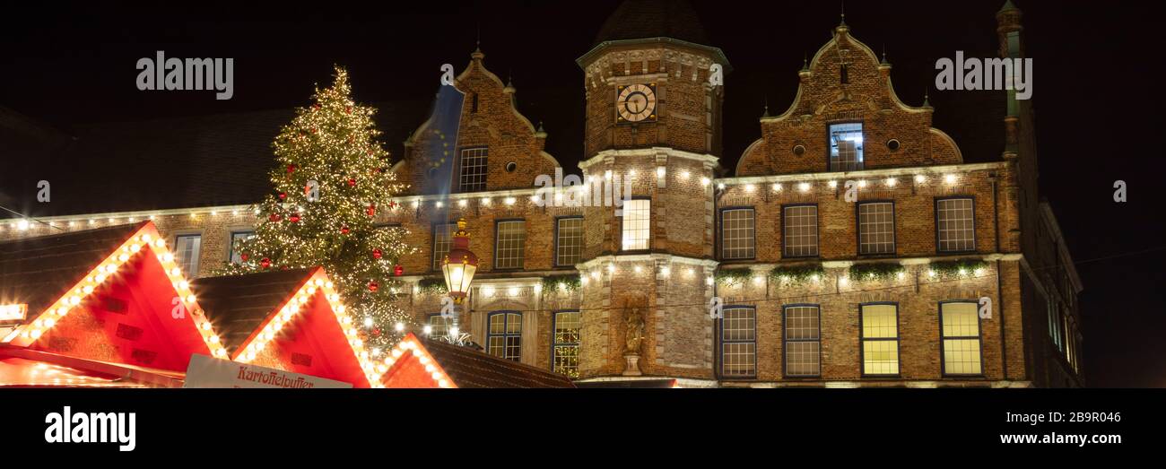 Christmas market at the old town hall Stock Photo - Alamy