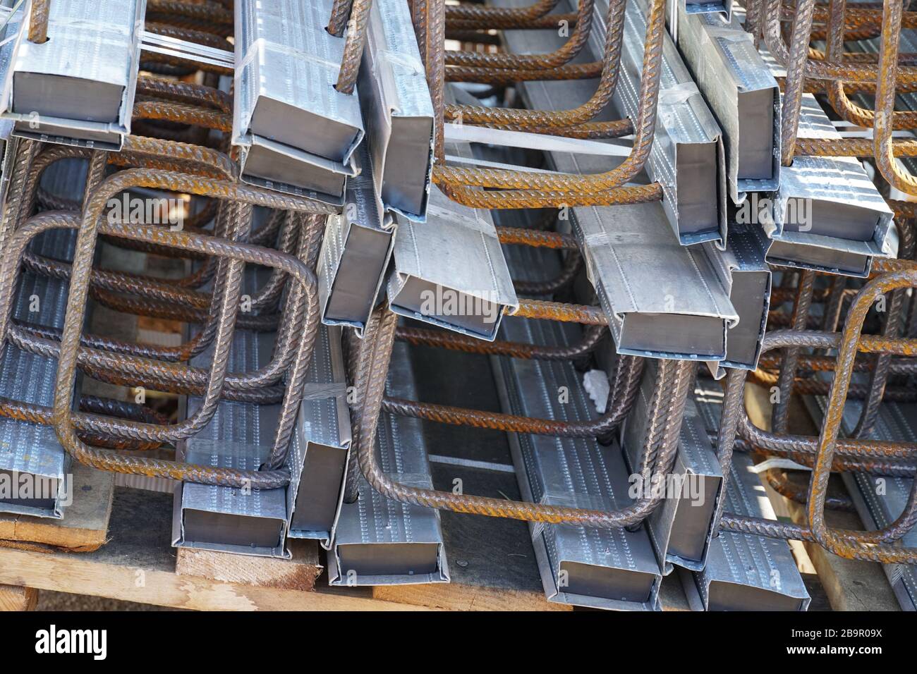 Thick iron wires hi-res stock photography and images - Alamy