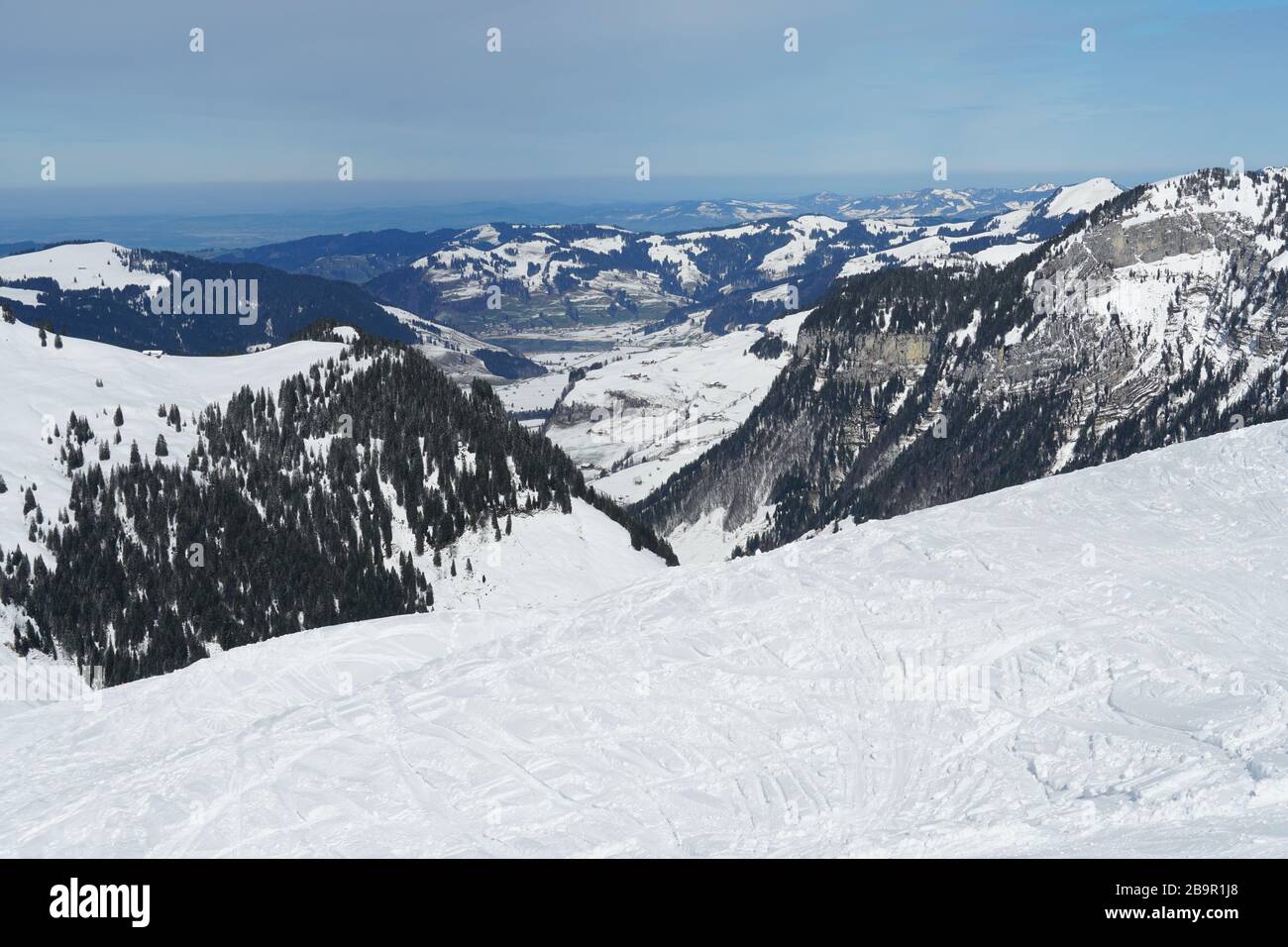 Skiing slope hi-res stock photography and images - Alamy